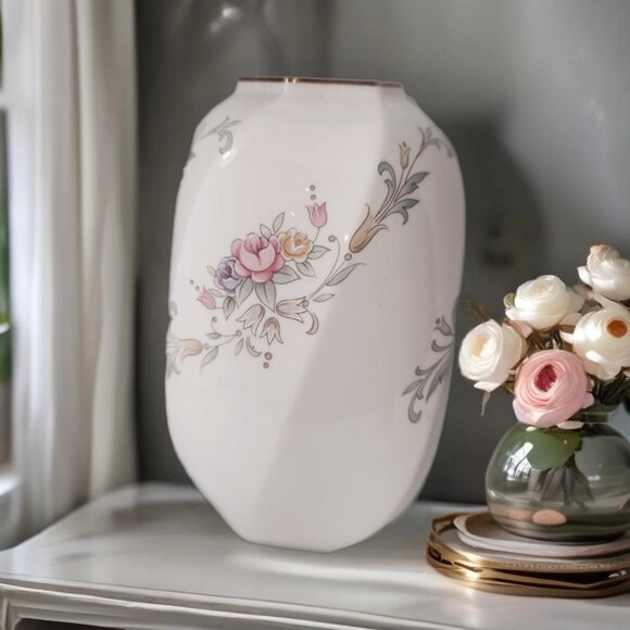 Accents | Vintage Christopher Stuart Vase Spring Crest White ...